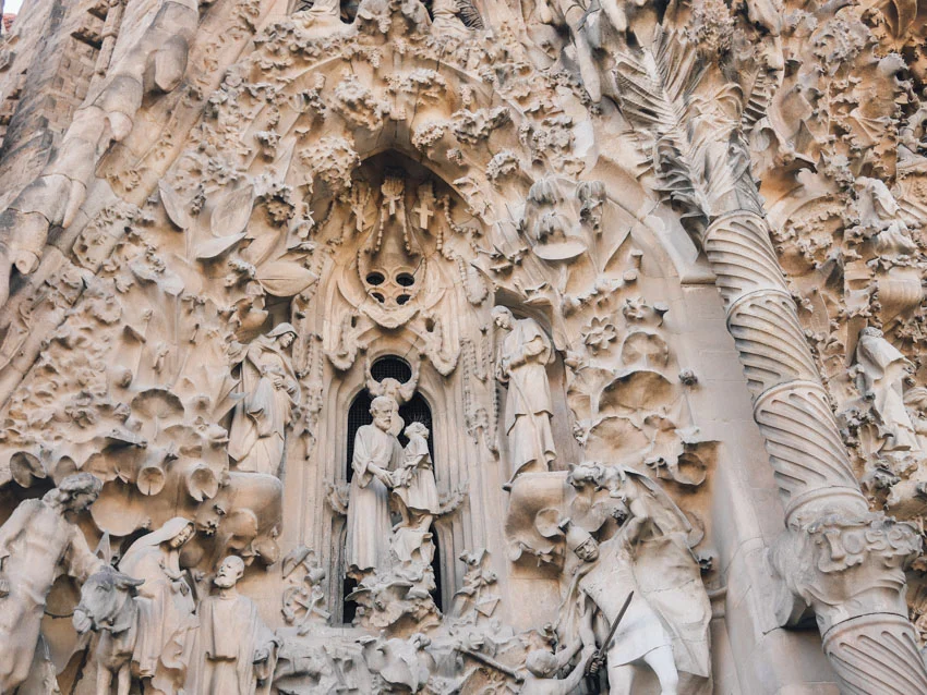 สถาปัตยกรรมของ Antoni Gaudí สวนสนุกแสนสนุกของเด็กหญิงชื่นใจและเด็กทั่ว ...