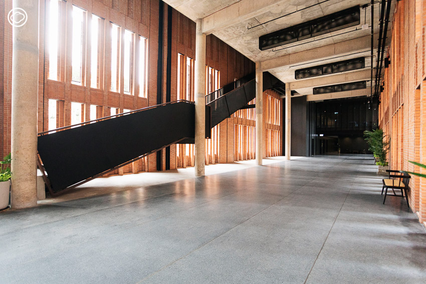 ตึก AUA ใหม่ในร่างอิฐ 1.7 ล้านก้อน ไม่ใช่แค่โรงเรียนสอนภาษา แต่เป็น ...