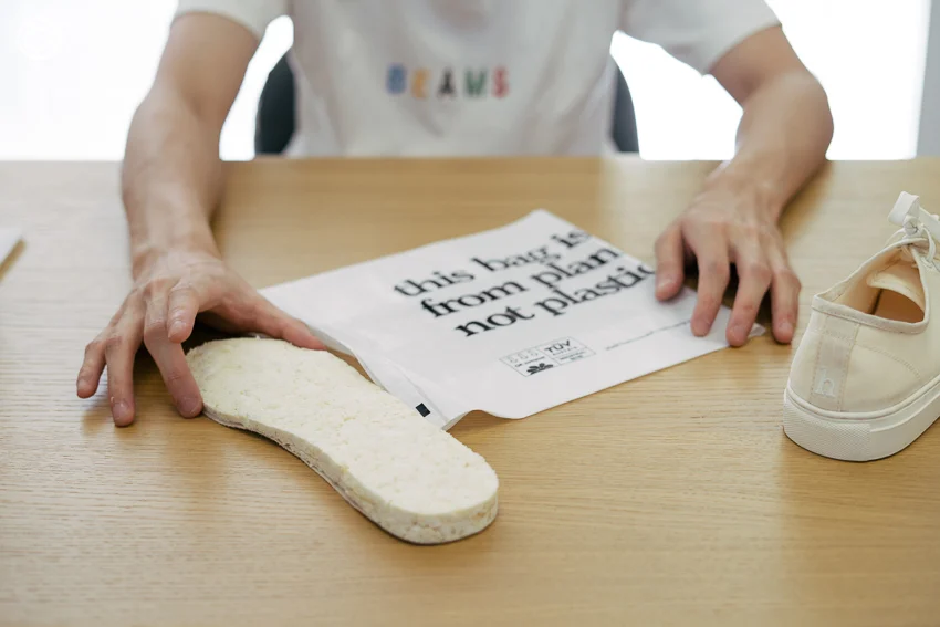 Maddy Hopper รองเท้าผ้าใบที่เป็นมิตรกับสิ่งแวดล้อม ตั้งแต่ถุงไปรษณีย์ ...