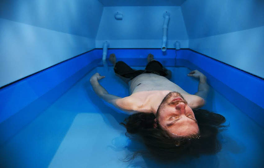 อุ้ม สิริยากร ลอง Float ลอยตัวในน้ำเกลือ ที่ช่วยแก้ปวด เครียด วิตกกังวล ...