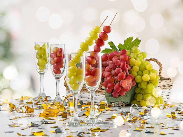 Doce Uvas กินองุ่น 12 ลูกเคานต์ดาวน์ ธรรมเนียมส่งท้ายปีเก่ารับขวัญปี ...