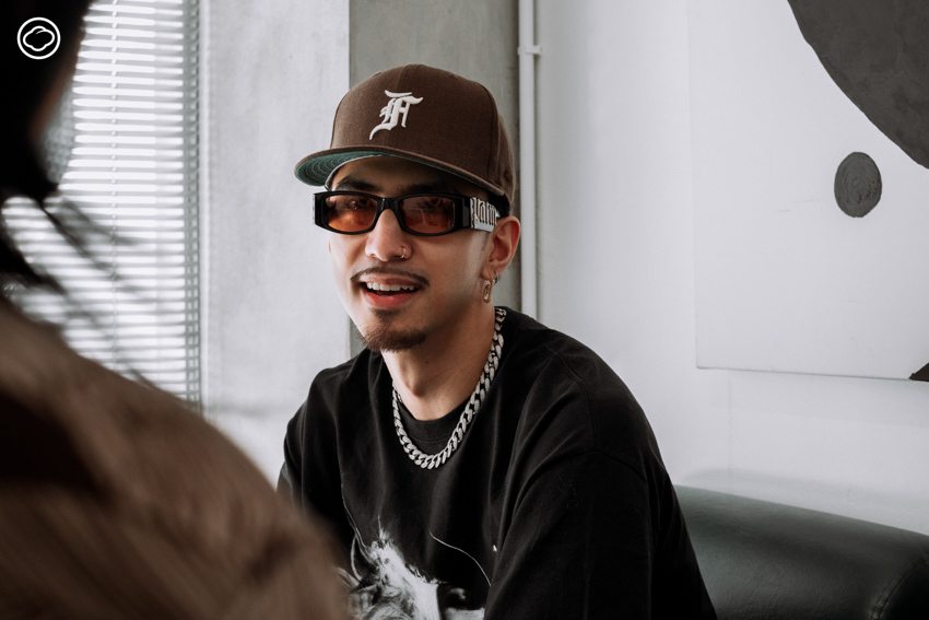 จากชีวิตตามสั่งสู่การกลับมาเป็นตัวเองของ ‘ธามไท’ ศิลปินที่ใช้พรสวรรค์จน ...