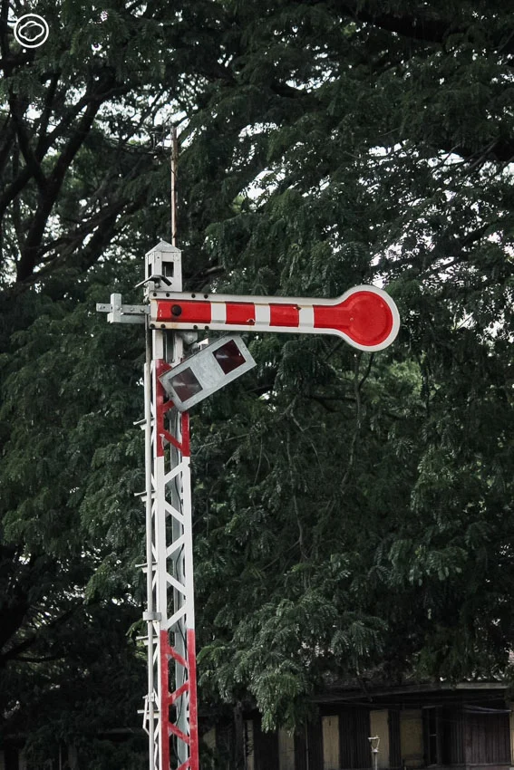 สัญญาณหางปลา เสาสูงมีแขน เครื่องมือบอกสถานะและควบคุมให้รถไฟทุกขบวนเดินทางปลอดภัย