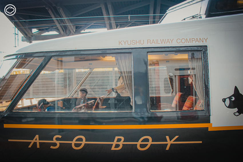 ตามเนิร์ดรถไฟนั่ง Aso Boy! สวนสนุกติดล้อสำหรับเด็กที่มีเทคนิคซิกแซ็กสับรางในมุมตั้ง