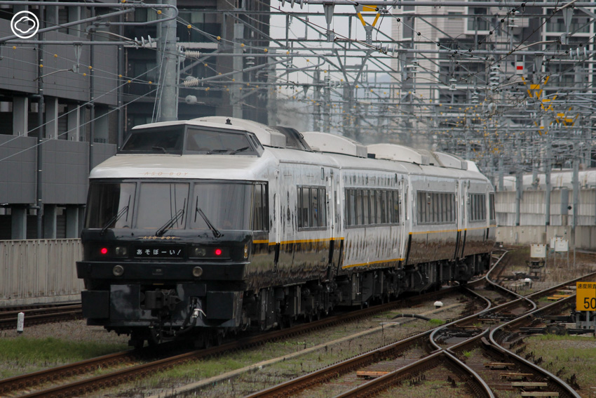 ตามเนิร์ดรถไฟนั่ง Aso Boy! สวนสนุกติดล้อสำหรับเด็กที่มีเทคนิคซิกแซ็กสับรางในมุมตั้ง