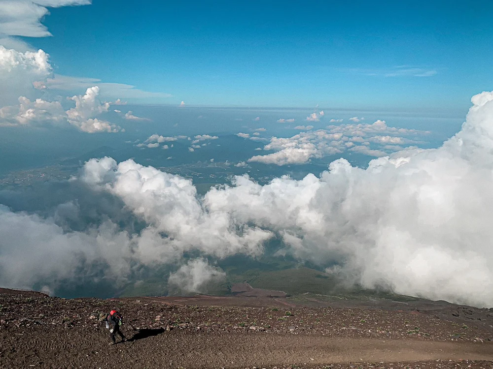 ตามหนุ่มออฟฟิศพิชิตยอดภูเขาไฟฟูจิ พร้อมทลายความกลัวด้วยฟ้าสีสวยและ ...