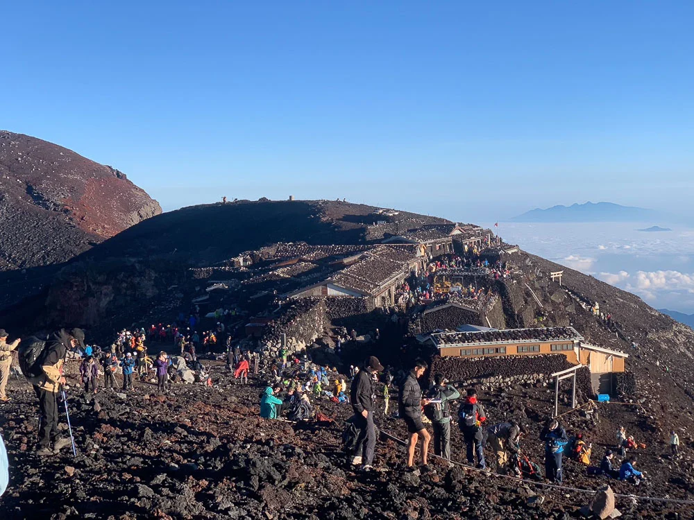 ตามหนุ่มออฟฟิศพิชิตยอดภูเขาไฟฟูจิ พร้อมทลายความกลัวด้วยฟ้าสีสวยและ ...