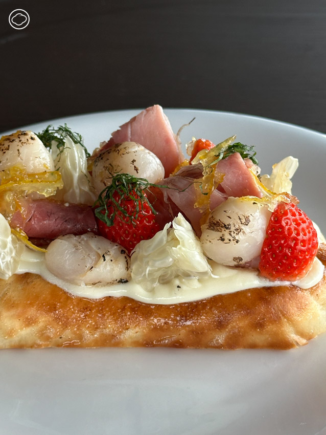 กินมื้อสาย ชิมเมนูอิซากายะแบบคราฟต์ ชมวิวเมืองตั้งแต่เช้า-ค่ำที่ 手 qraft. Empire Tower สาทร