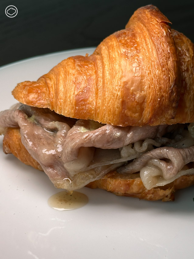 กินมื้อสาย ชิมเมนูอิซากายะแบบคราฟต์ ชมวิวเมืองตั้งแต่เช้า-ค่ำที่ 手 qraft. Empire Tower สาทร