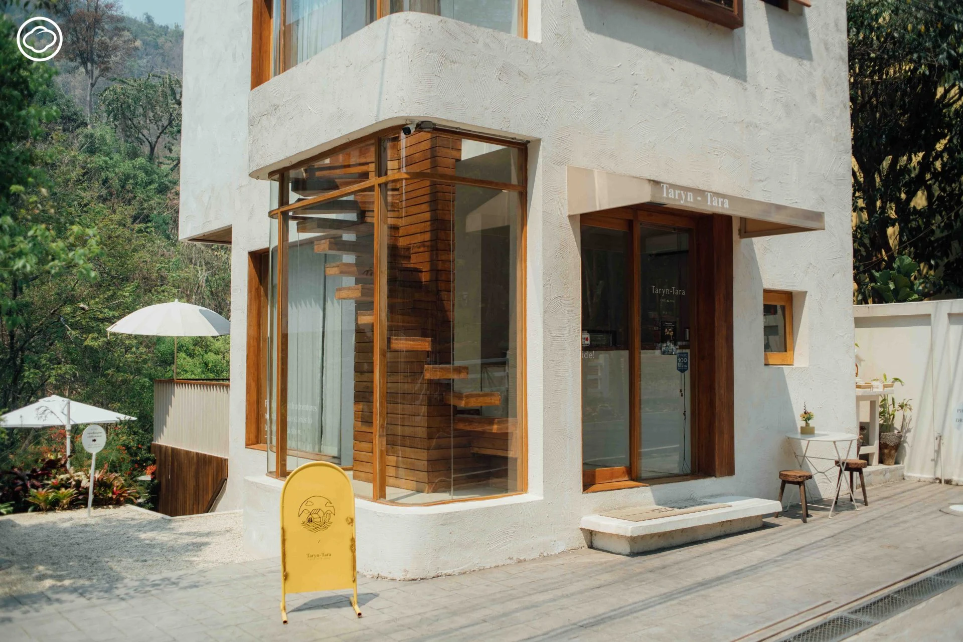 พักผ่อนในอ้อมกอดธรรมชาติแม่กำปองที่ Taryn Tara Cafe and Stay บ้านพักบน ...