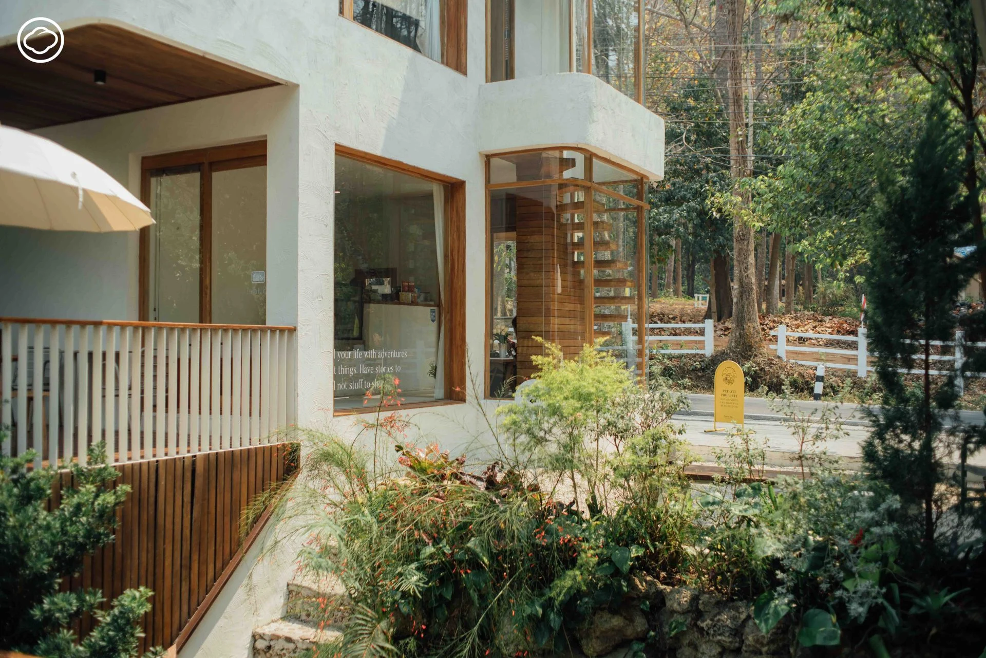 พักผ่อนในอ้อมกอดธรรมชาติแม่กำปองที่ Taryn Tara Cafe and Stay บ้านพักบน ...