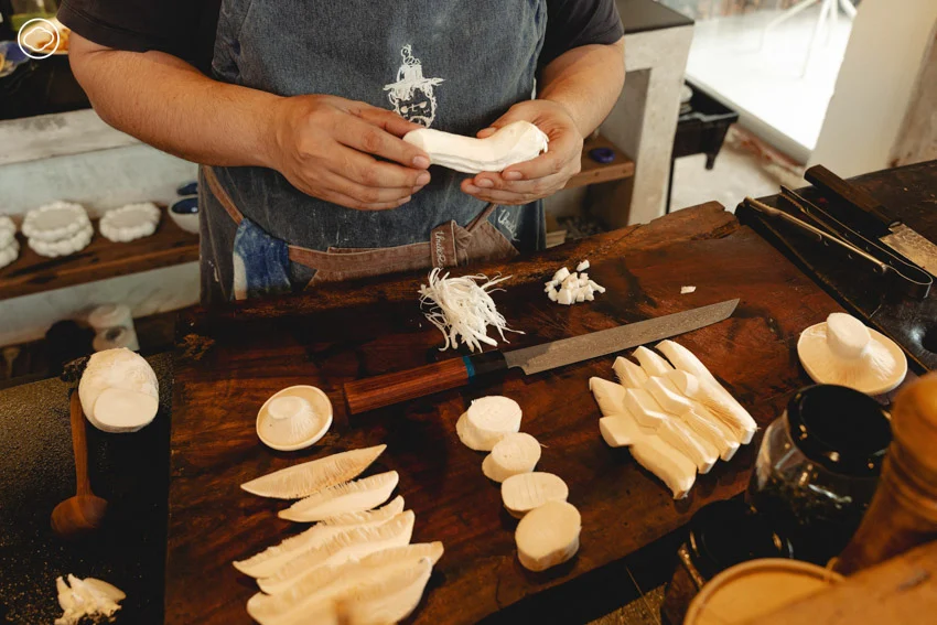 OmakaHed ร้านอาหารในฟาร์มเห็ดของลุงรีย์ที่แล่เห็ดส่วนต่าง ๆ มาปรุงให้อร่อยแทนเนื้อสัตว์