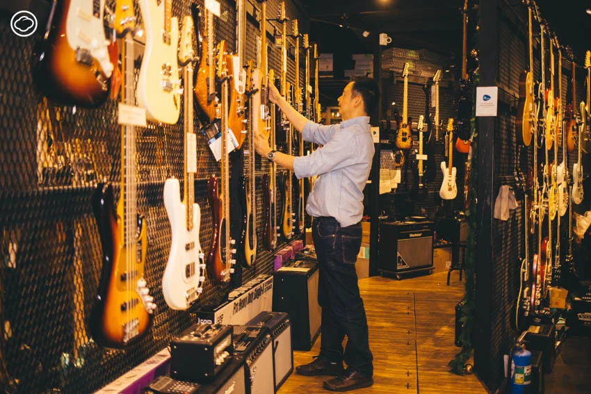 เบ๊ เงียบ เส็ง ตำนานร้านกีตาร์แห่งเวิ้งนาครเขษมและกลยุทธ์ขายกีตาร์ให้คน ...