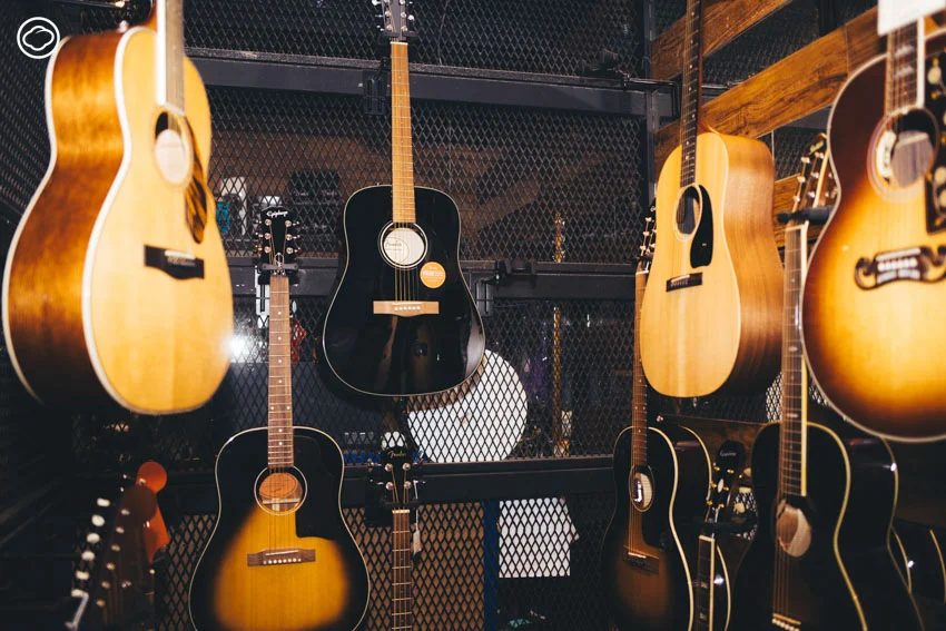 เบ๊ เงียบ เส็ง ตำนานร้านกีตาร์แห่งเวิ้งนาครเขษมและกลยุทธ์ขายกีตาร์ให้คน ...