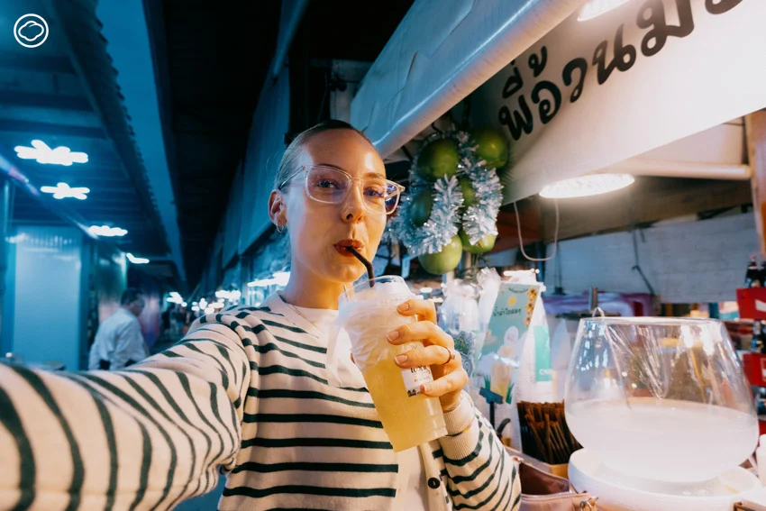 เอมิลี่ ศรีชะลา YouTuber อังกฤษตะลอนตลาดไม่แมสทั่วไทย และมุ่งทำคลิปช่วยแม่ค้าให้อยู่รอด