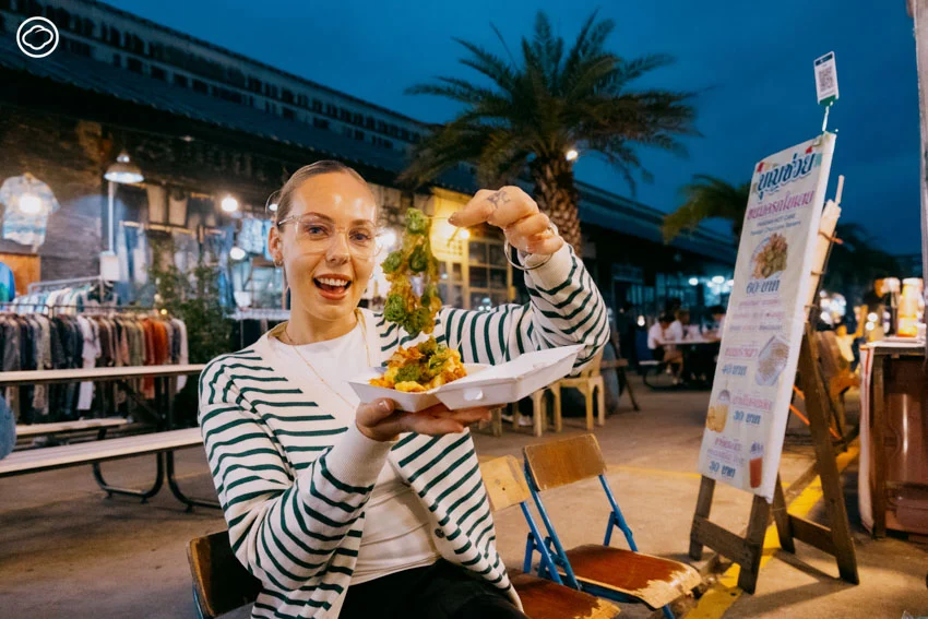 เอมิลี่ ศรีชะลา YouTuber อังกฤษตะลอนตลาดไม่แมสทั่วไทย และมุ่งทำคลิปช่วยแม่ค้าให้อยู่รอด