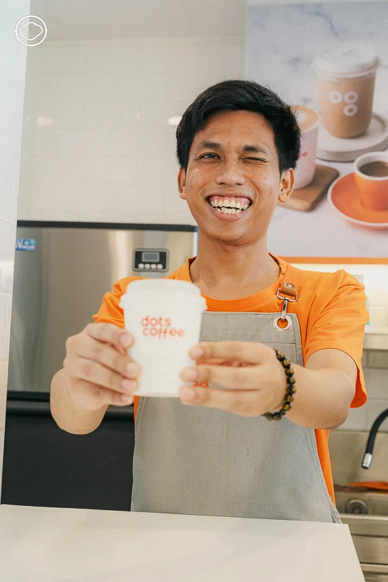 Dots Coffee ร้านกาแฟที่เป็นออฟฟิศของผู้พิการทางสายตา สร้างอาชีพจากบาริสต้าสู่ผู้จัดการ